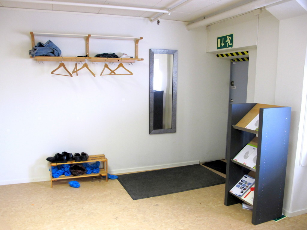 Netauktion - Hallmöbler och bokhyllor